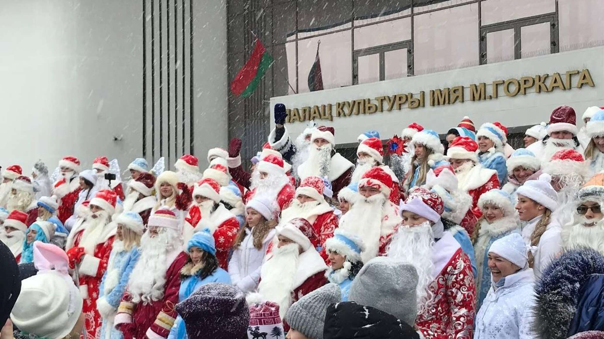 В Борисове состоялось шествие Дедов Морозов и Снегурочек - видео - 17.12.2022, Sputnik Беларусь