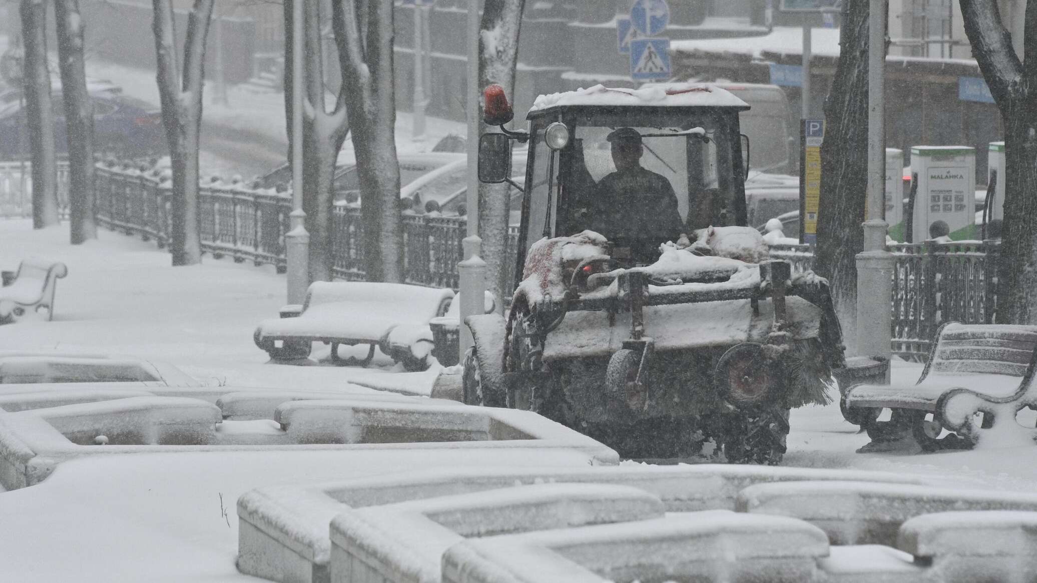 Почти полторы тысячи рабочих ЖКХ убирают минские дворы от снега - 03.01 ...
