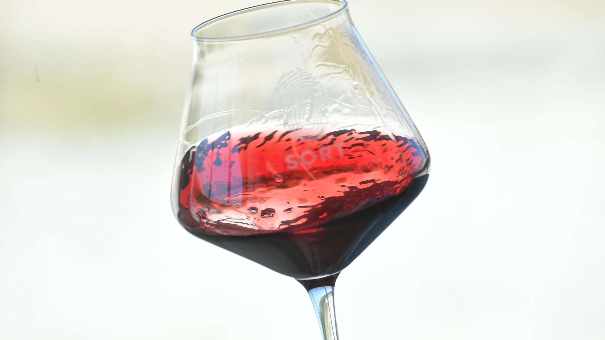 Аллергия на алкоголь: как проявляется и что делать?