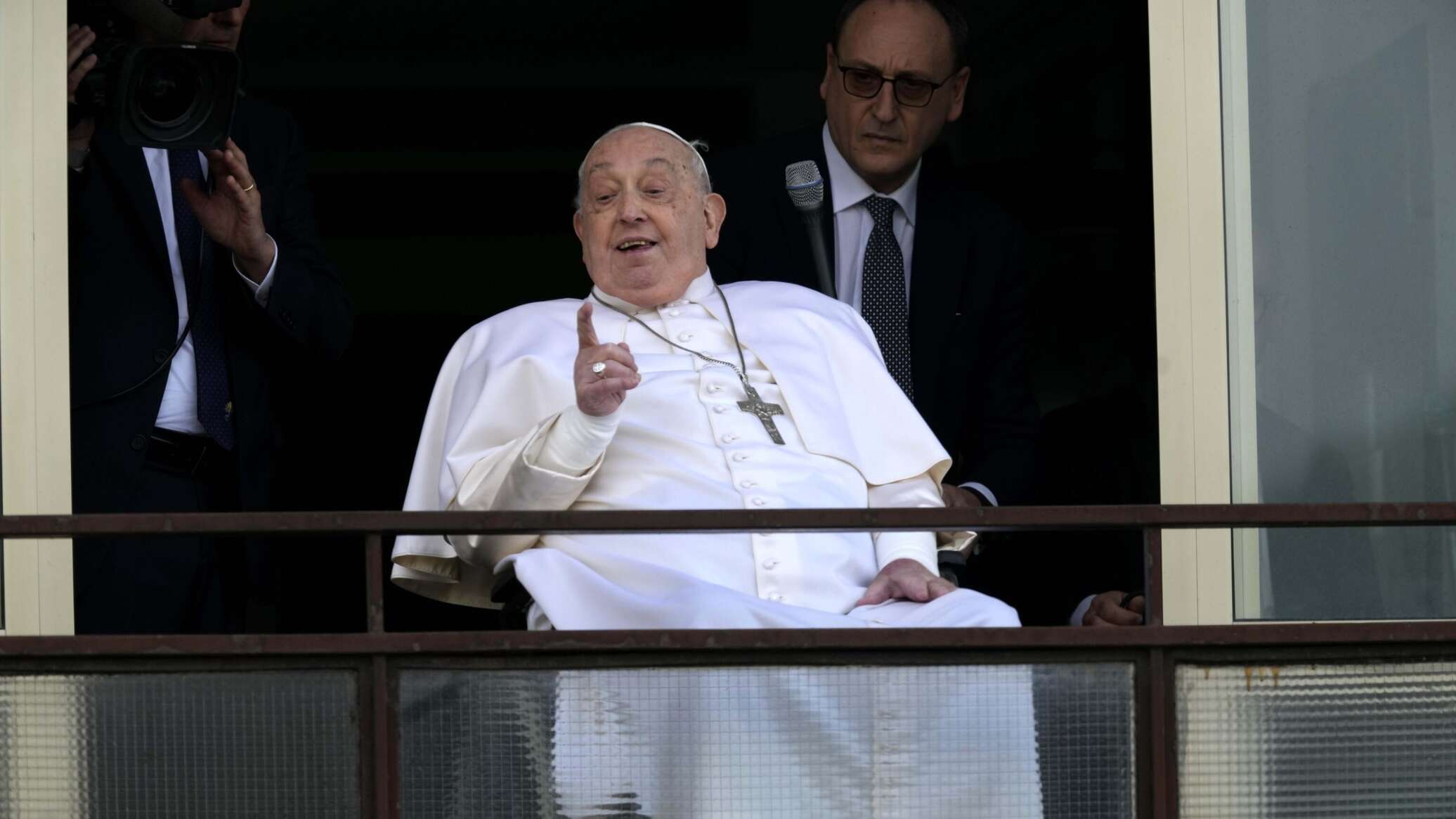 Папа римский Франциск впервые появился перед верующими после ...