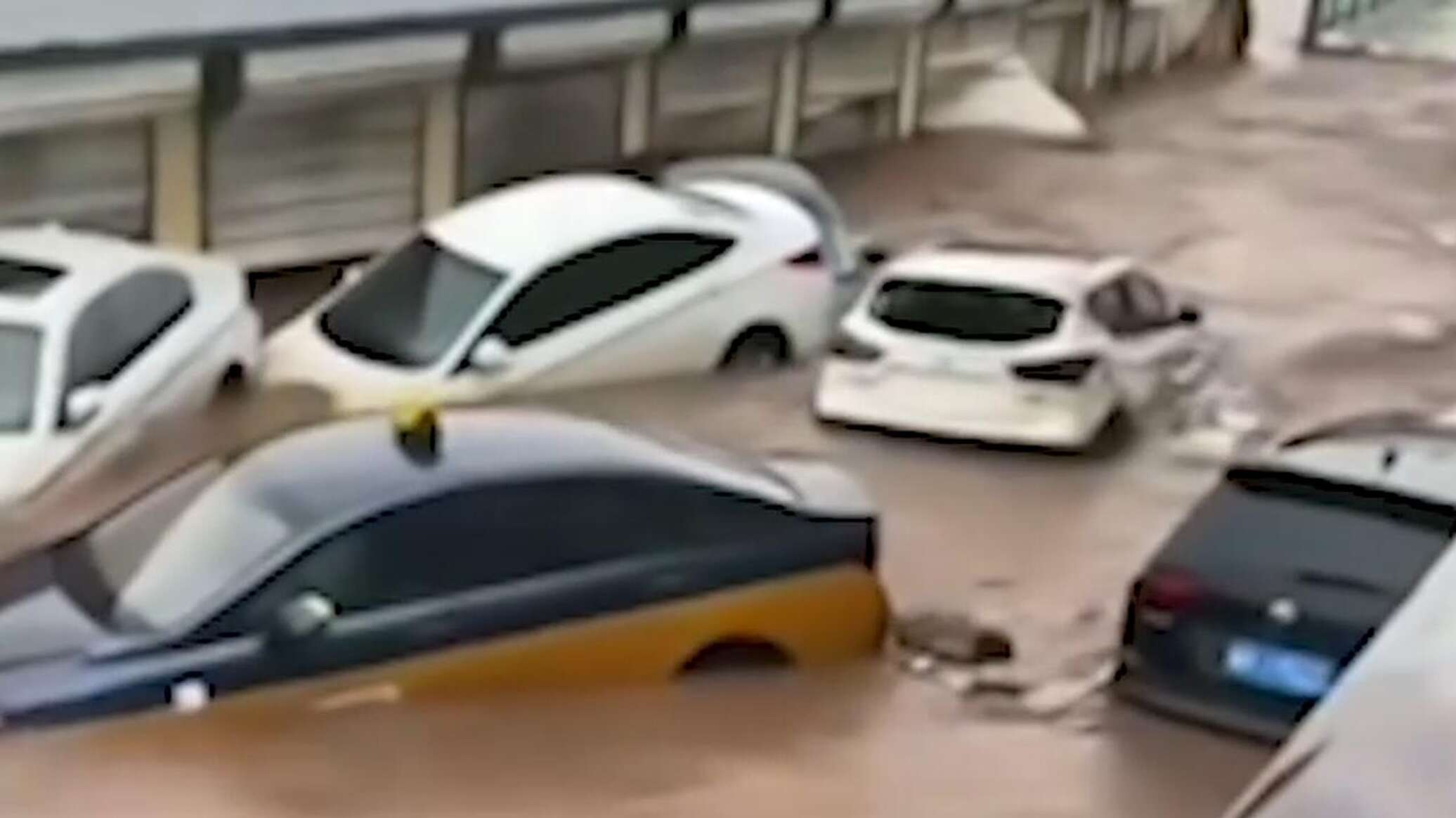 В Китае города уходят под воду из-за сильнейших наводнений (видео) - 29 ...