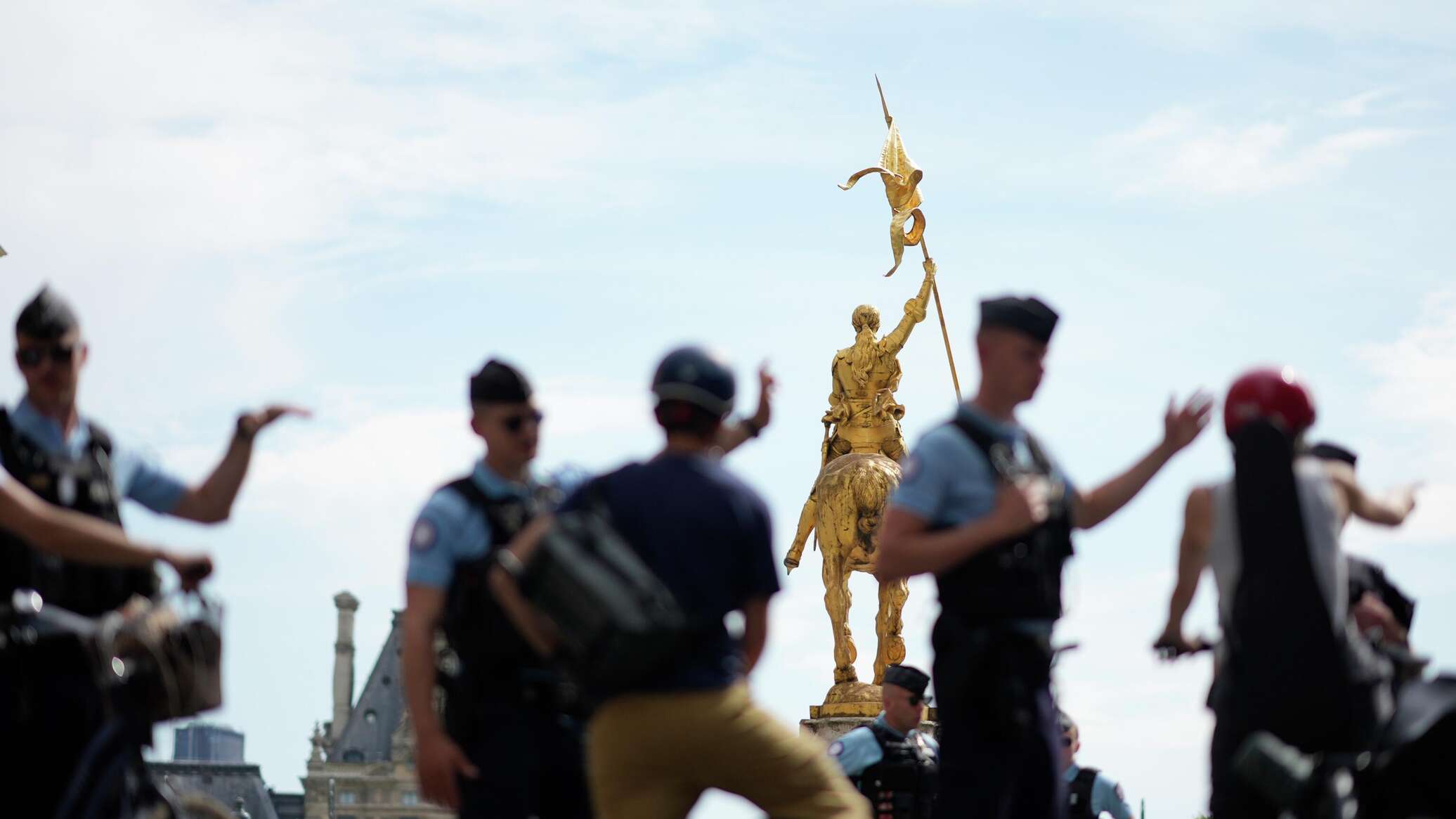 Мужчина похитил часть меча у памятника Жанне д'Арк в Париже – его ...